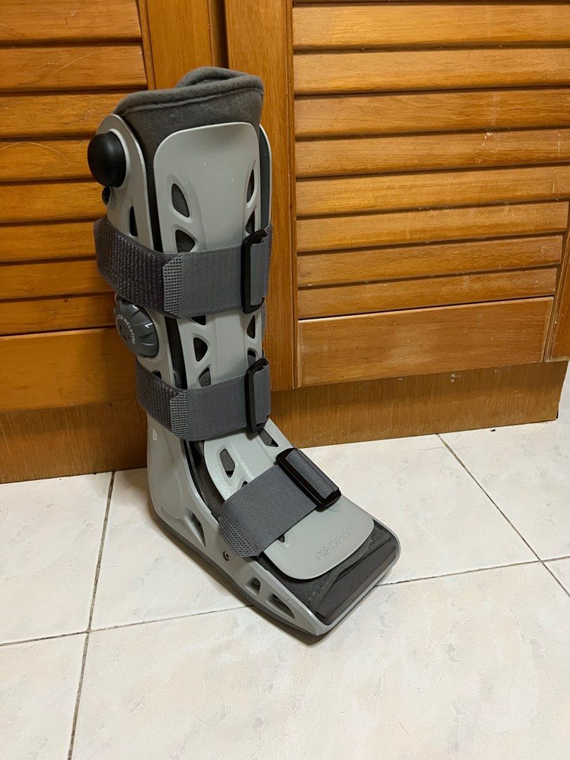 Walking boot/ Aircast boot - Support aids, Health & Nutrition, Braces ...