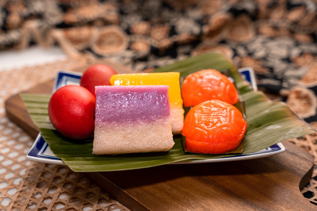 Baby Full Month Gift Box (KUEH BOX) - Nonya Kueh, Ang Ku Kueh, Red Eggs ...