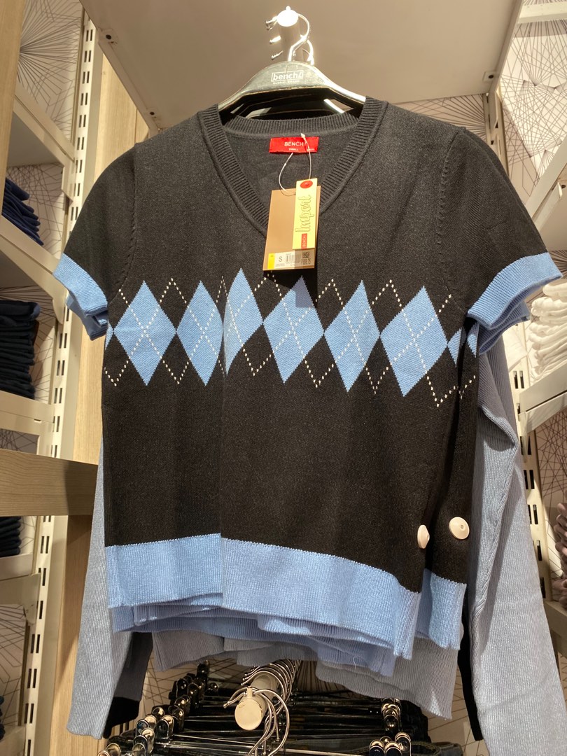 ITZY — Bench Yeji's Knitted V Neck Top from FANMEET on Carousell