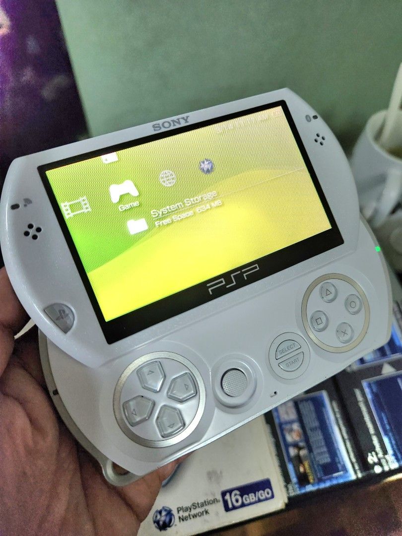 PSP Go Pearl White (Complete) Mint Condition, Video Gaming, Video Game ...