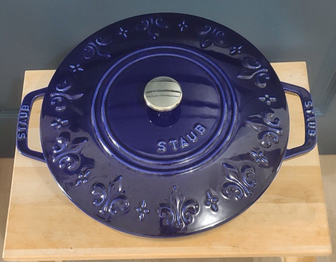Staub Fleur de lis 24 cm enameled cast iron French oven/Dutch oven ...