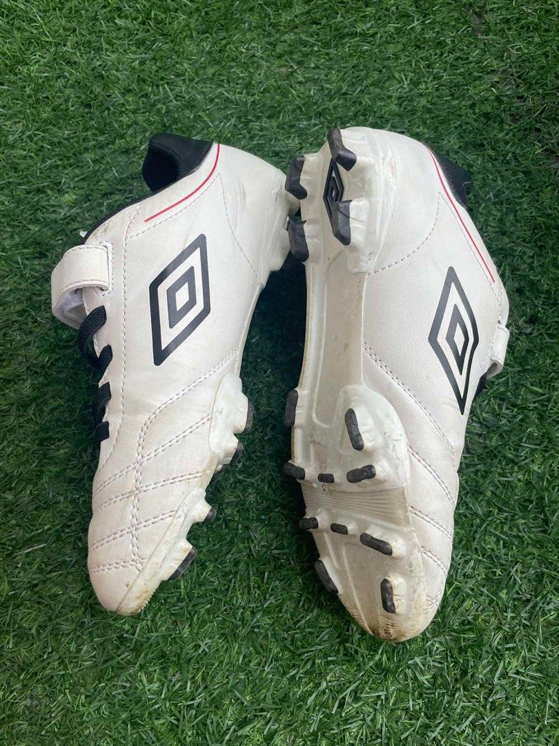 Umbro Classico VIII, Sports Equipment, Sports & Games, Racket and Ball ...