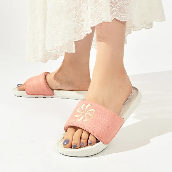 AUTHENTIC AND BRAND NEW NIKE VICTORI ONE NEXT NATURE WOMENS SLIDES(SIZE ...