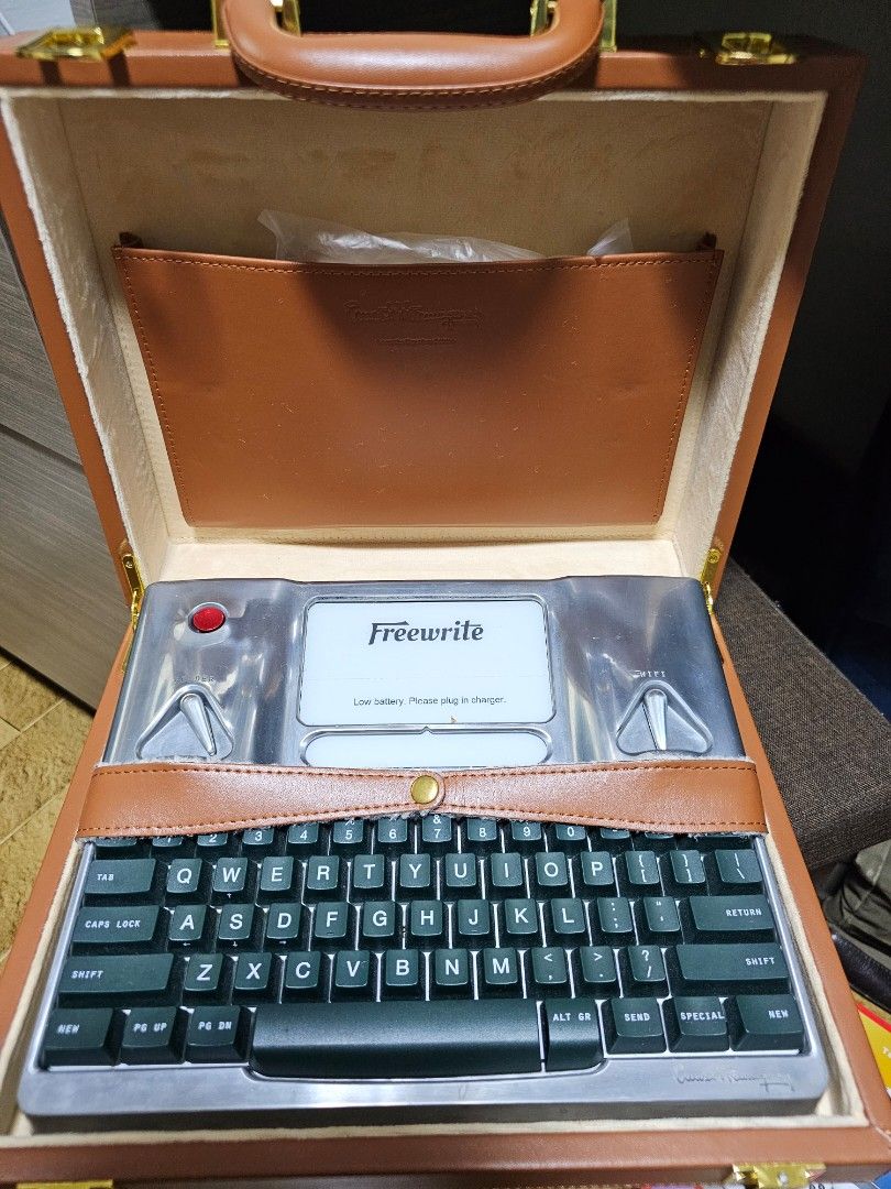 Freewrite Ernest Hemingway signature edition, Computers & Tech, Laptops ...