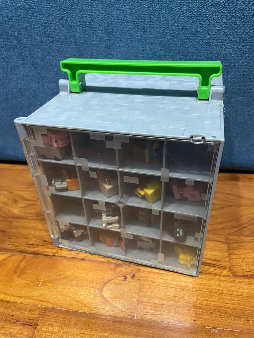Minecraft mini-figure collector + 25 figures, Hobbies & Toys, Toys ...