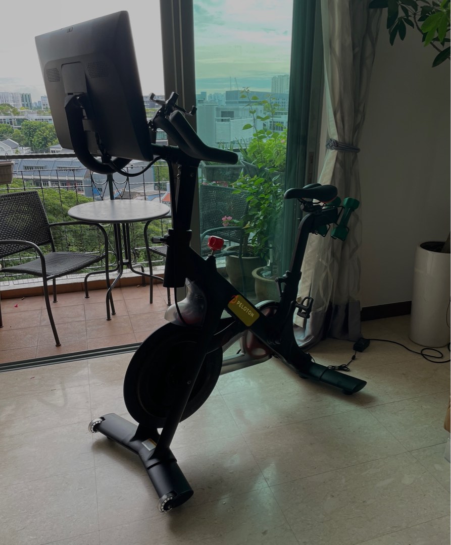 Peloton bike, Sports Equipment, Exercise & Fitness, Cardio & Fitness ...