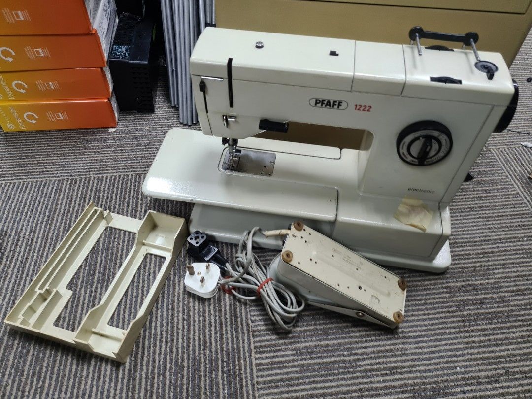Rare Vintage Pfaff 1222 IDT Solid metal chassis sewing machine West Germany, Hobbies & Toys ...