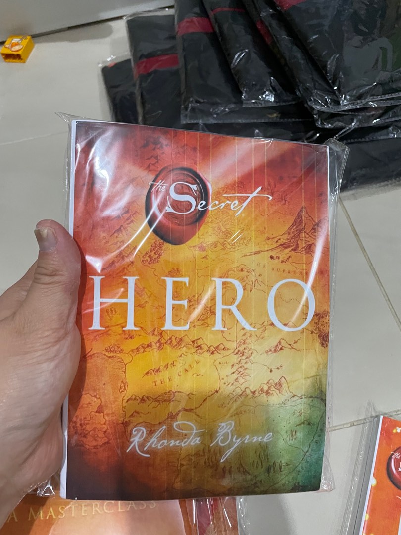 Secret hero, 興趣及遊戲, 書本 & 文具, 小說及非小說 - Carousell