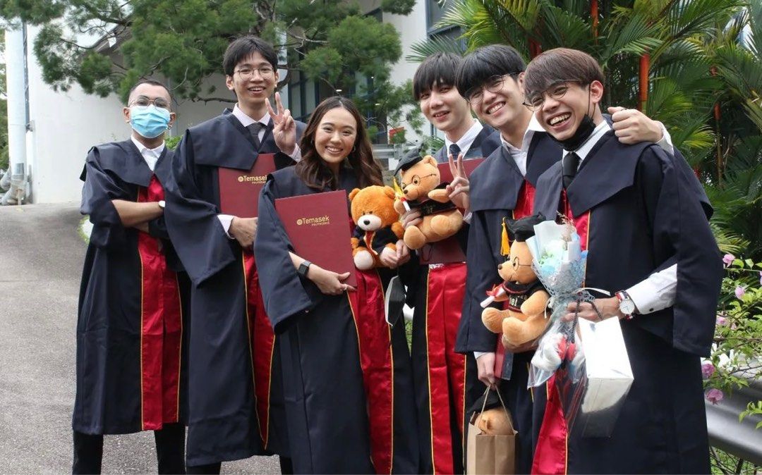 TP GRADUATION GOWN RENTAL - SIZE M (UNISEX) - AVAILABLE FOR THE ENTIRE ...