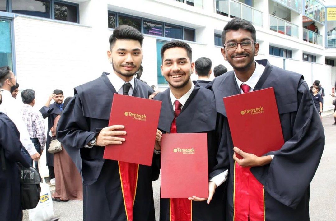 TP GRADUATION GOWN RENTAL - SIZE M (UNISEX) - AVAILABLE FOR THE ENTIRE ...