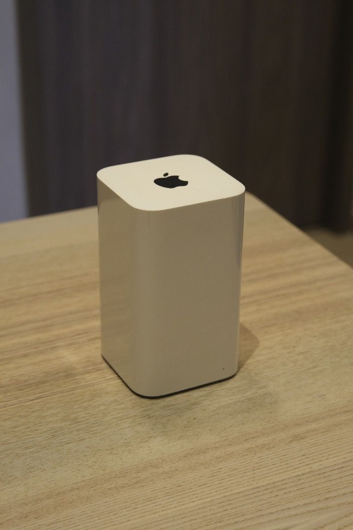 Apple AirPort Extreme (6th generation) wireless router, Computers ...