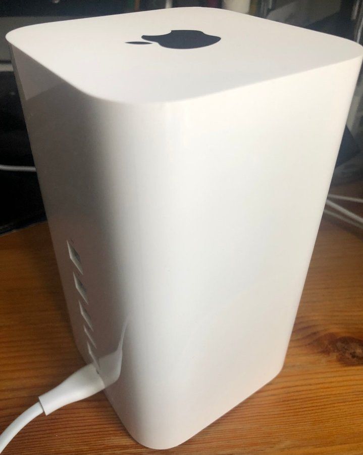 Apple AirPort Extreme (6th generation) wireless router, Computers ...