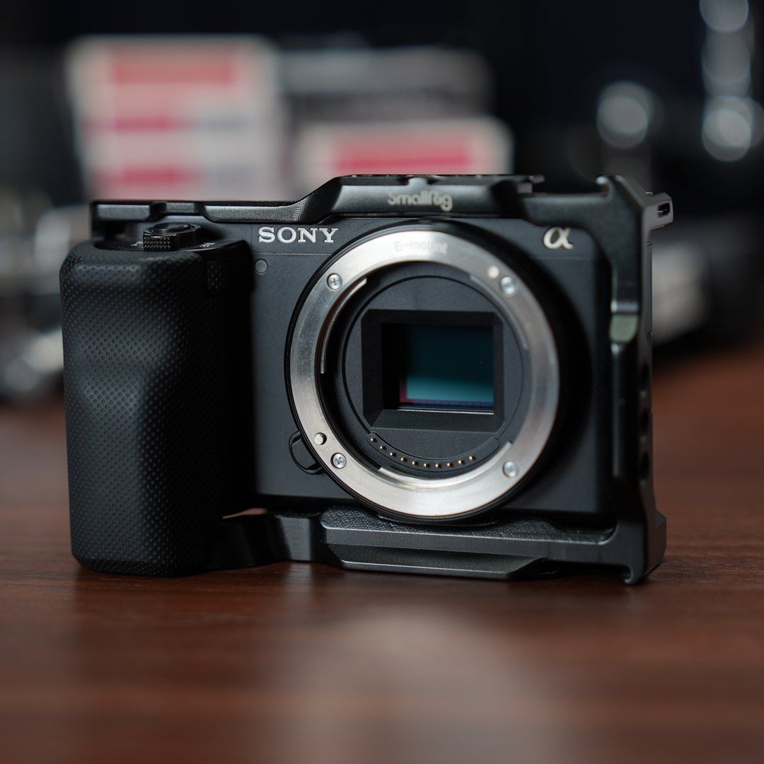Sony ZVE10 BODY w FREE STUFFS!, Photography, Cameras on Carousell