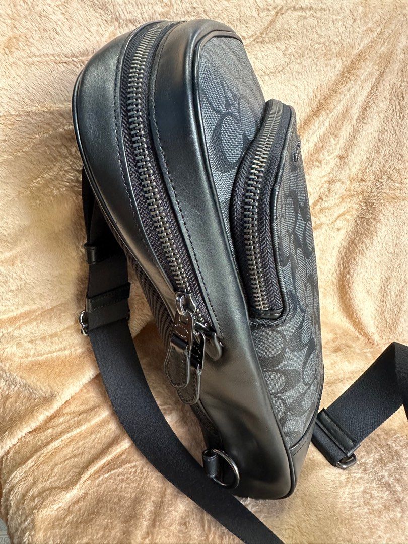 Coach Graham Pack Crossbody in Signature Canvas (8993/B2022) on Carousell