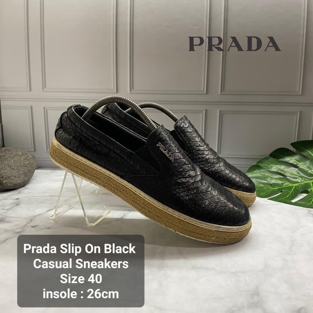 Sepatu Prada Slip On Black Casual Sneakers Ukuran 40, Fesyen Pria ...