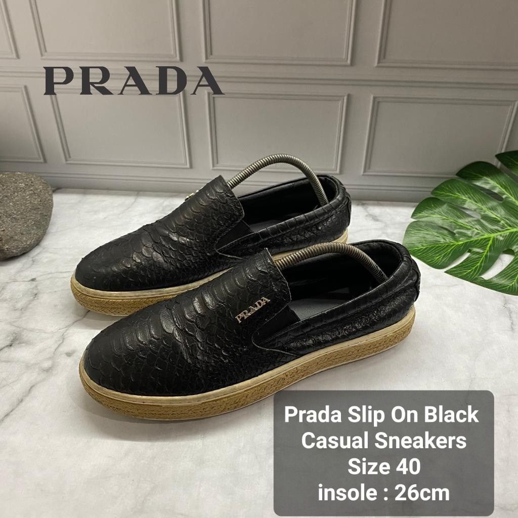 Sepatu Prada Slip On Black Casual Sneakers Ukuran 40, Fesyen Pria ...