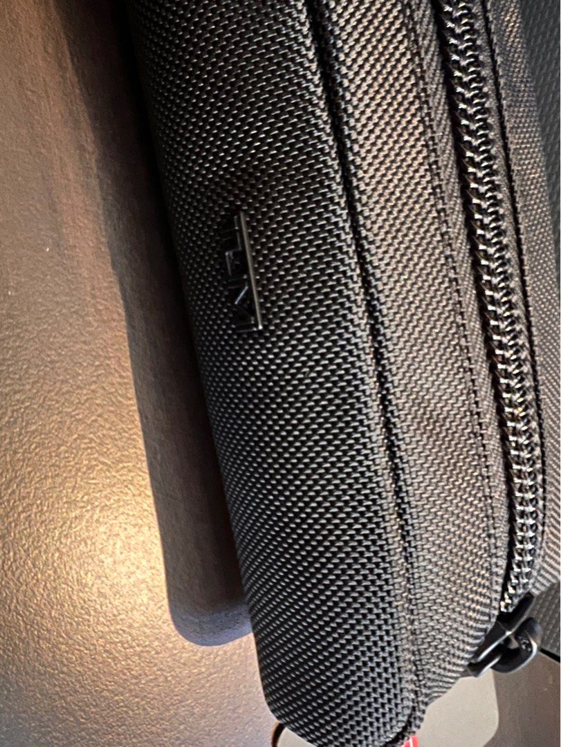 Tumi Small Modular Pouch , Luxury, Bags & Wallets on Carousell