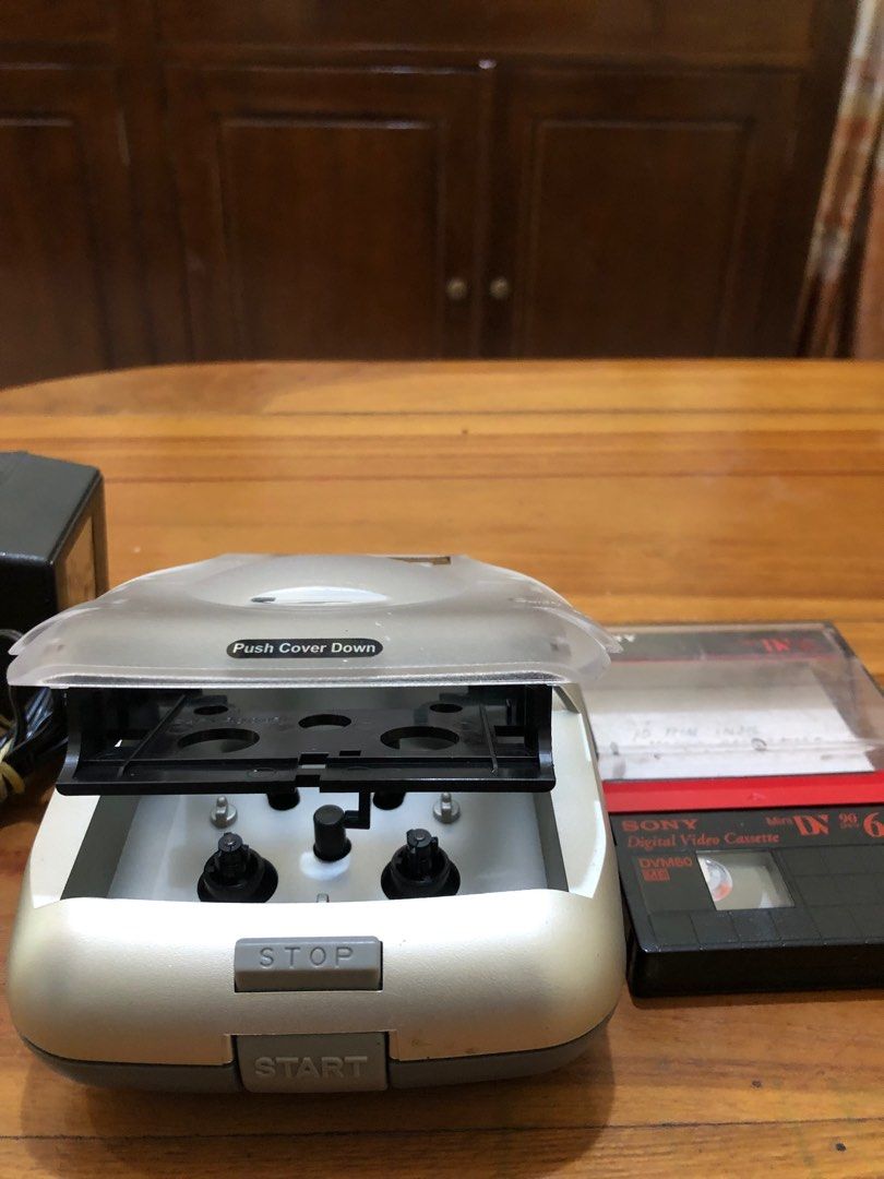 Rewinder mini dv video jadul, Fotografi di Carousell