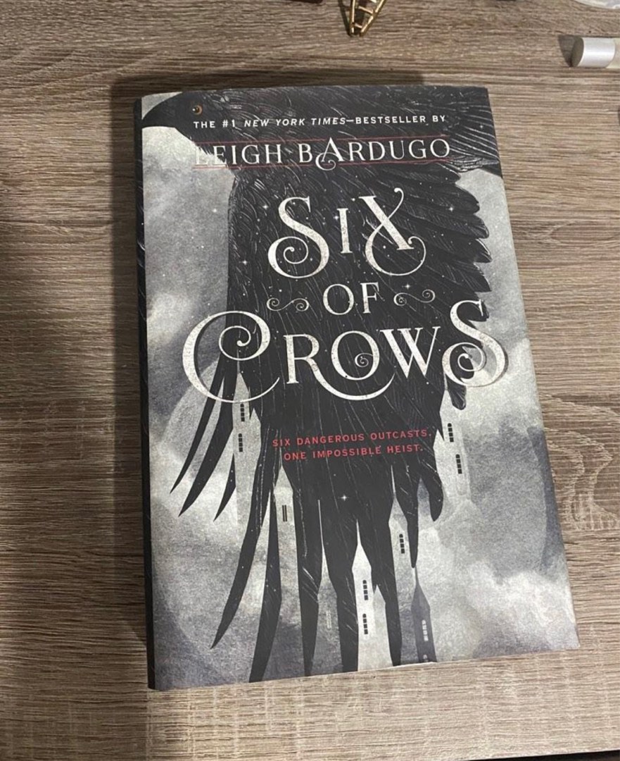 SIX OF CROWS (BOOK 1) BY LEIGH BARDUGO (HARDBOUND) (SPRAYED EDGES ...