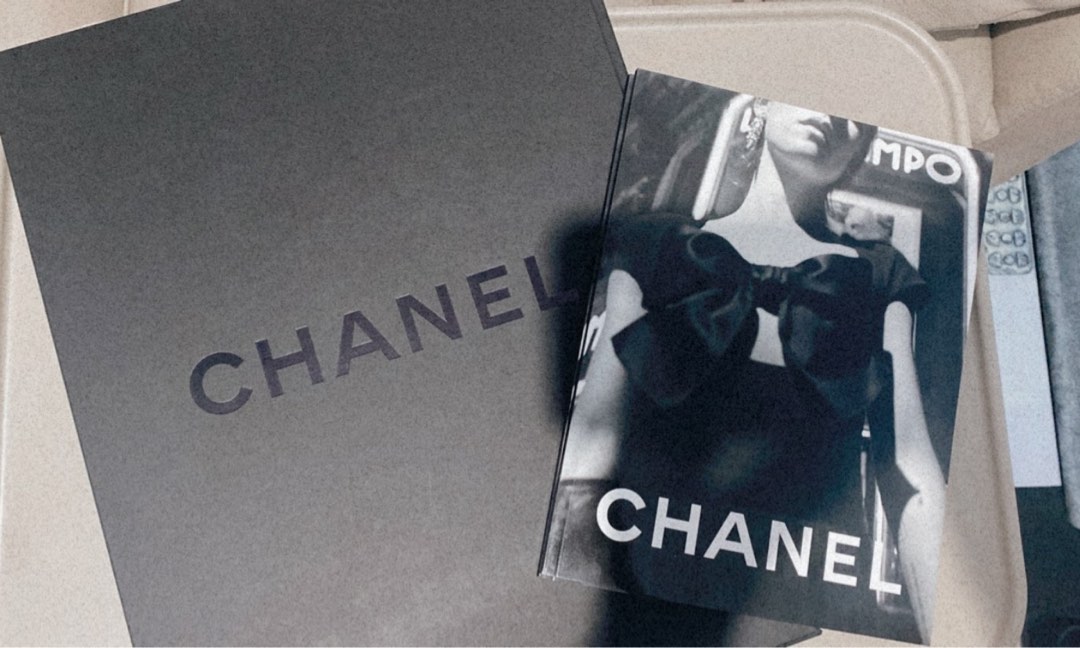 Chanel A Journey Into The Allure Exhibition set (1 brochure + posters), 女裝, 連身裙 & 套裝, 連身裙 ...