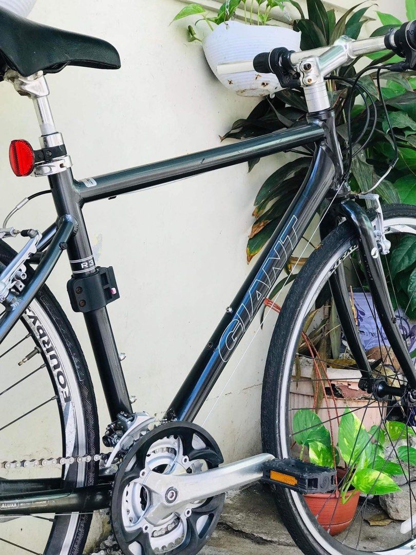 GIANT ESCAPE R3 MEDIUM FRAME SIZE HYBRID TOURING BIKE, Sports Equipment ...