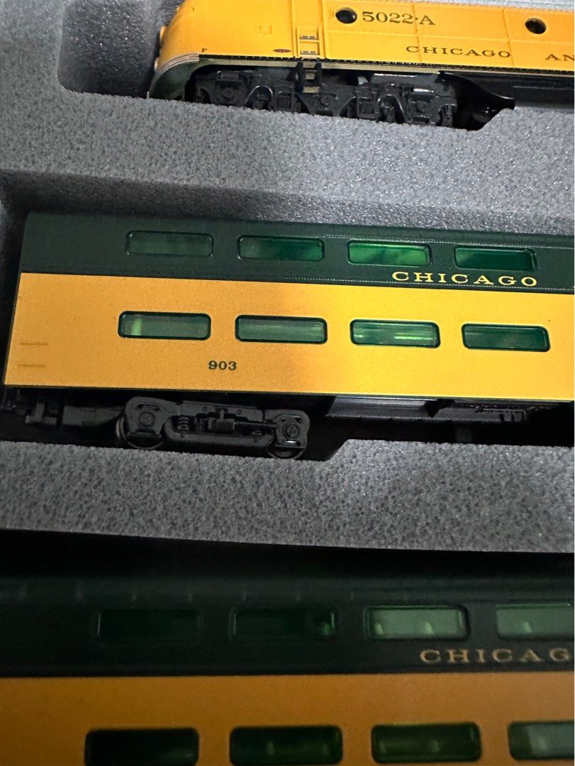 Kato C&NW EMD E8A and Pullman bi-level 400, Hobbies & Toys, Toys ...