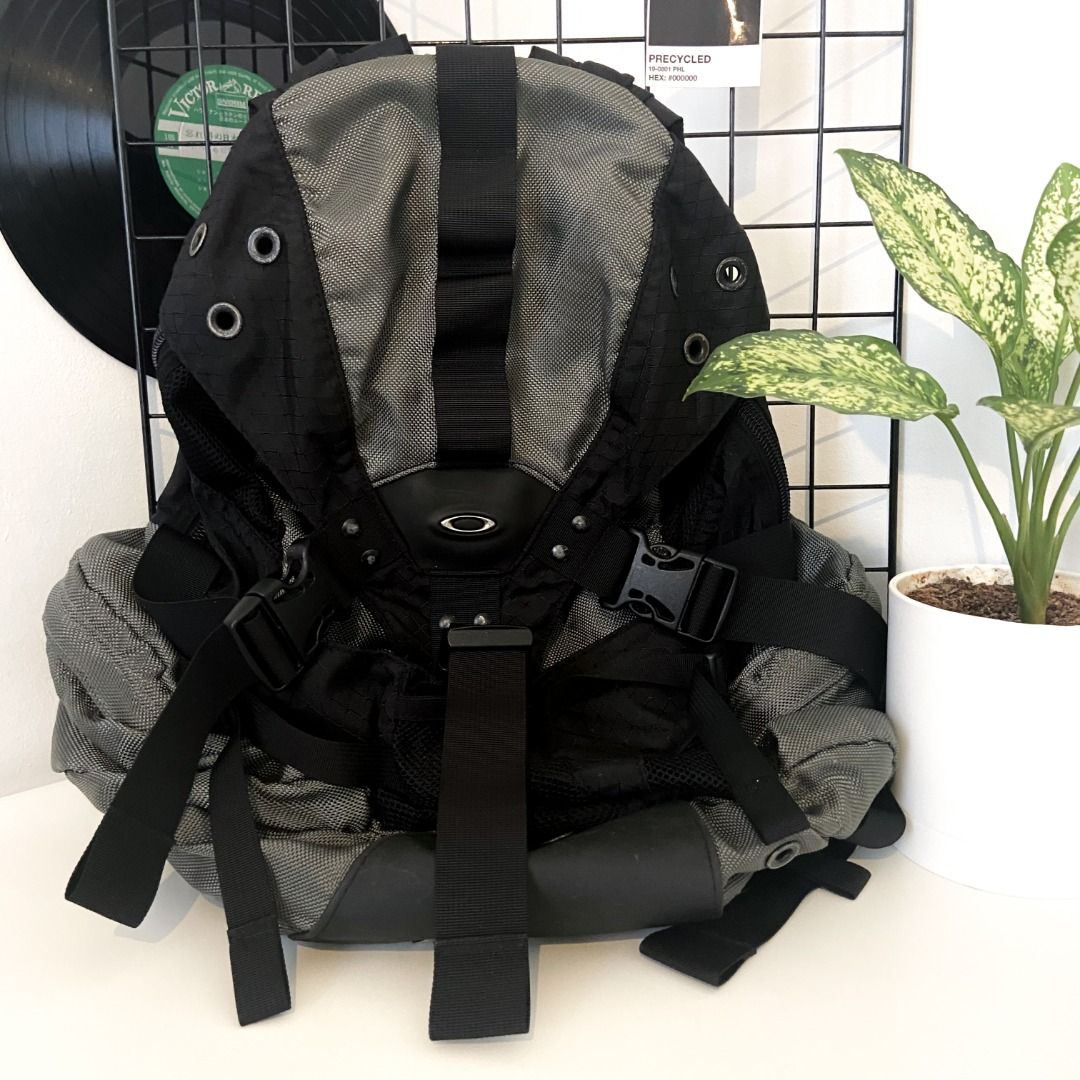 Oakley Icon Backpack, Men's Fashion, Bags, Backpacks on Carousell