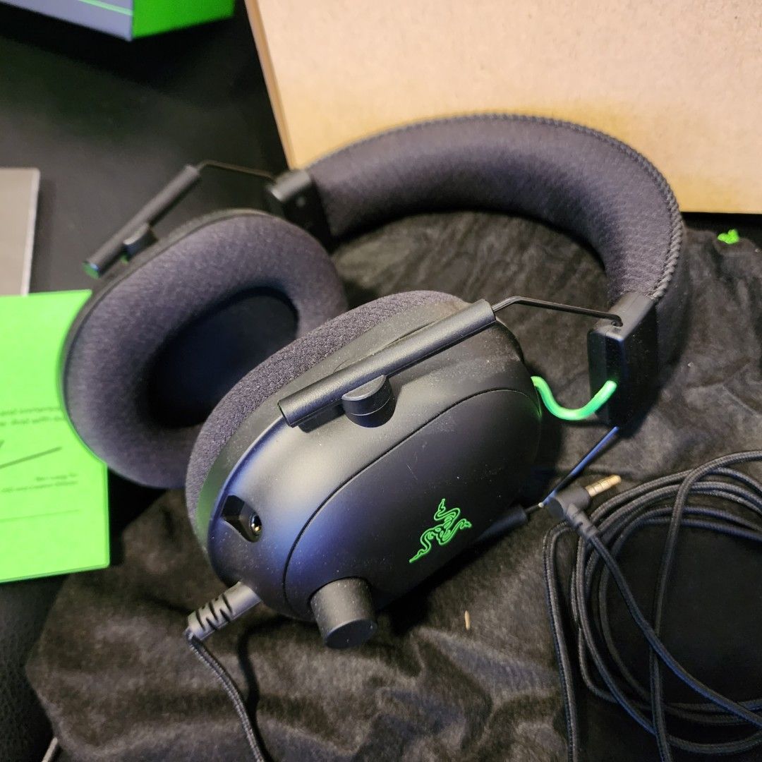 Razer BlackShark V2 Wired Gaming Headset with USB Sound Card, Audio ...