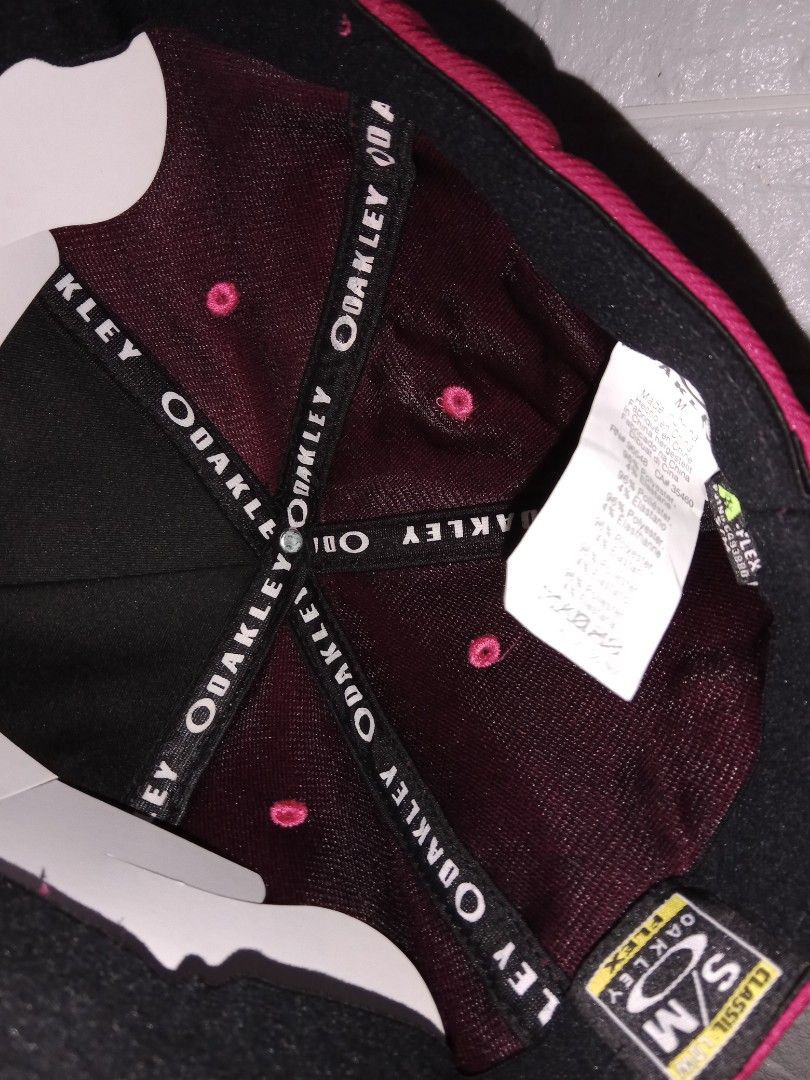 Topi oakley merah maroon cantik flexfitted New Bukan bekas, Fesyen ...
