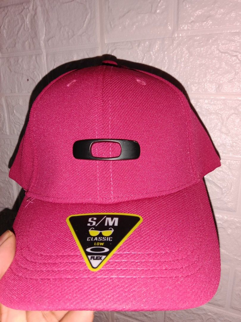 Topi oakley merah maroon cantik flexfitted New Bukan bekas, Fesyen ...