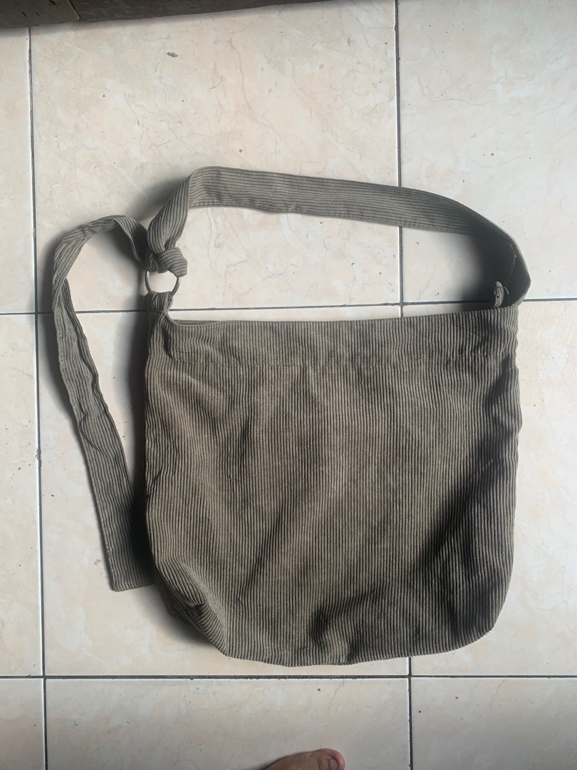 Totebag abu corduroi, Fesyen Pria, Tas & Dompet , Lainnya di Carousell