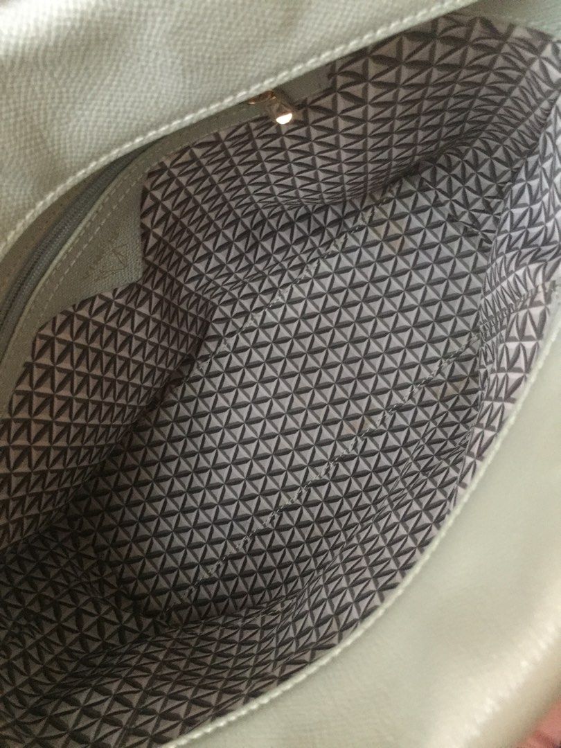 Vincis bench, Women's Fashion, Bags & Wallets, Shoulder Bags on Carousell