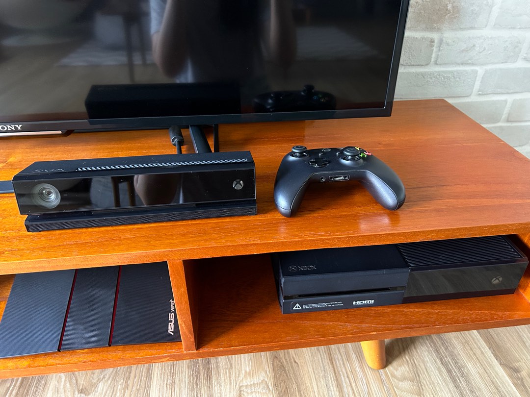 Xbox One with Kinect and controller, Video Gaming, Video Game Consoles ...