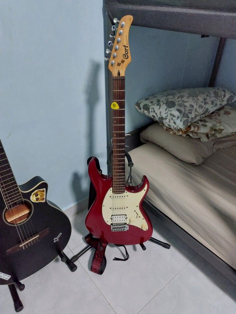 Cort G210 (Cracked body), Hobbies & Toys, Music & Media, Musical ...