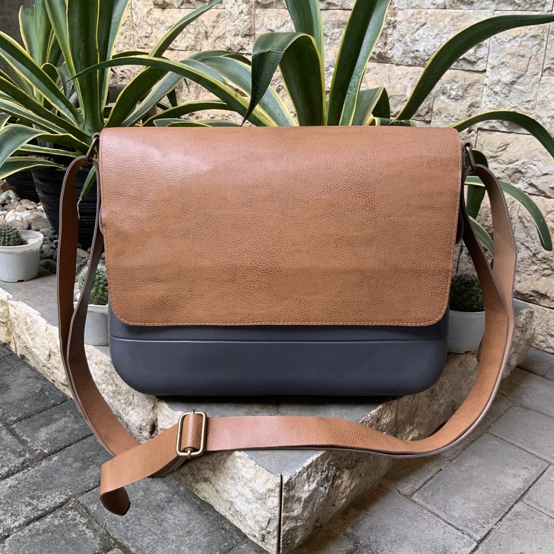 DOUBLEU LEATHER ASSEMBLE MESSENGER BAG, Barang Mewah, Tas & Dompet di Carousell