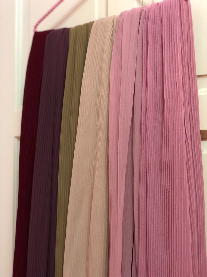 Pleated Shawl, Women's Fashion, Muslimah Fashion, Hijabs on Carousell
