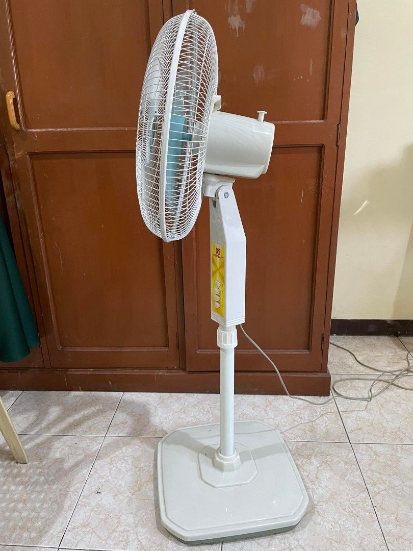 Standard stand fan on Carousell