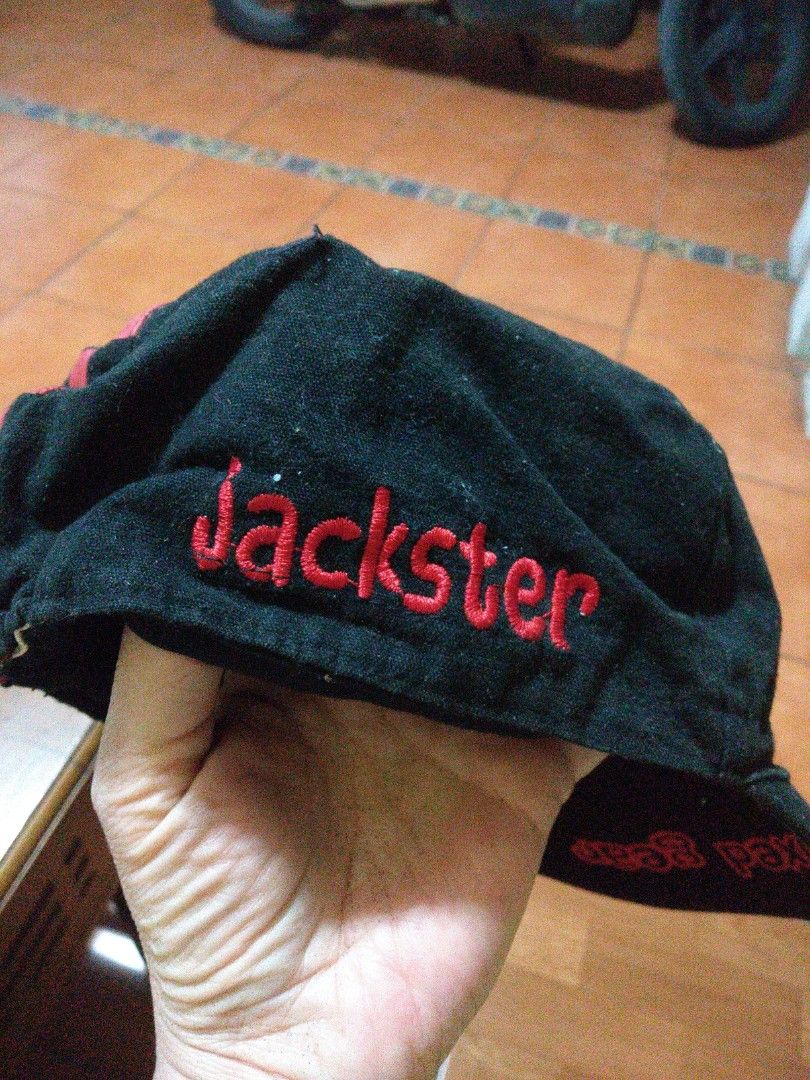 Topi sepeda hitam jackster, Fesyen Pria, Aksesoris, Topi di Carousell