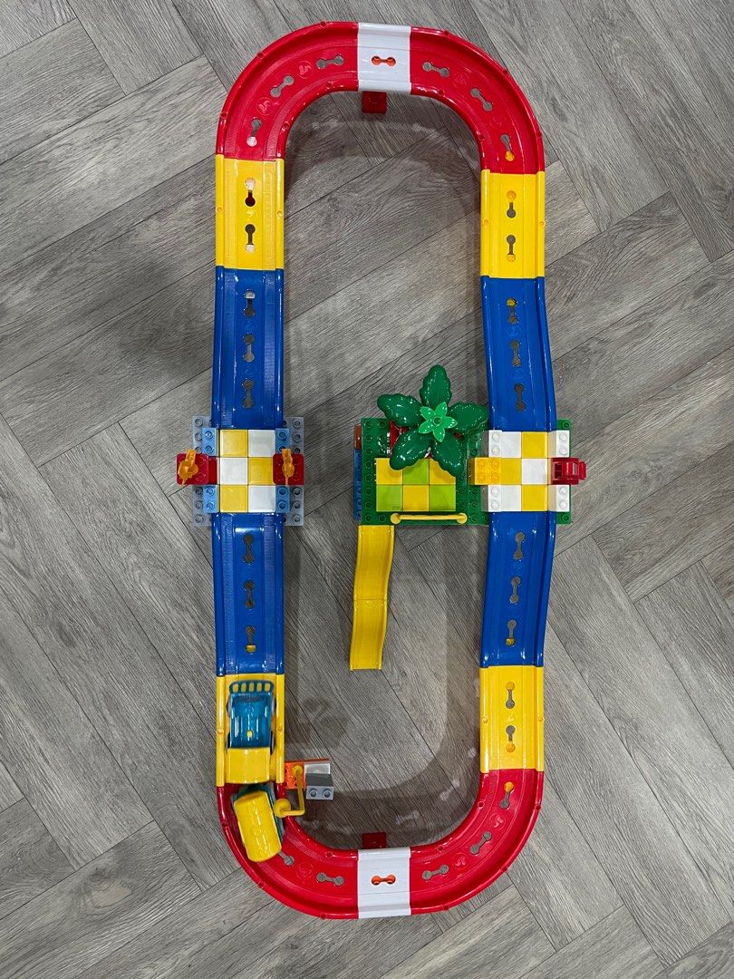 Train tracks with moving trains, Hobbies & Toys, Toys & Games on Carousell