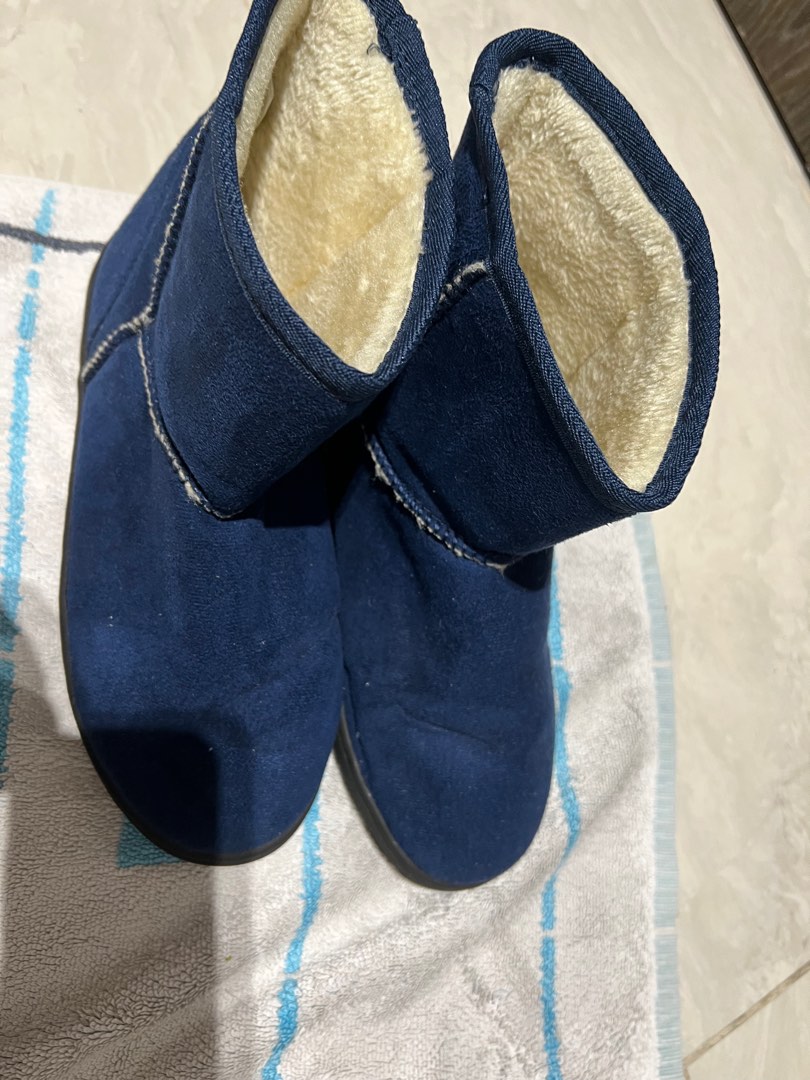 uniqlo furry boots, Women's Fashion, Footwear, Boots on Carousell