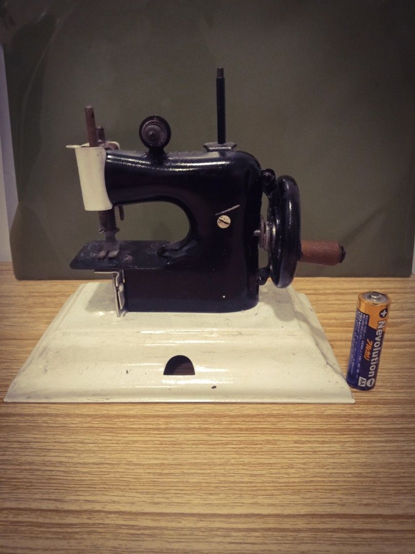 Vintage 1950s Tin Toy Sewing Machine, Hobbies & Toys, Memorabilia ...