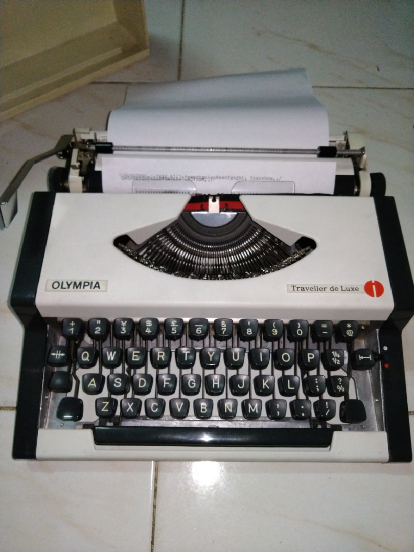 Olympia Traveller De Luxe Typewriter - Like BRAND NEW, Hobbies & Toys ...