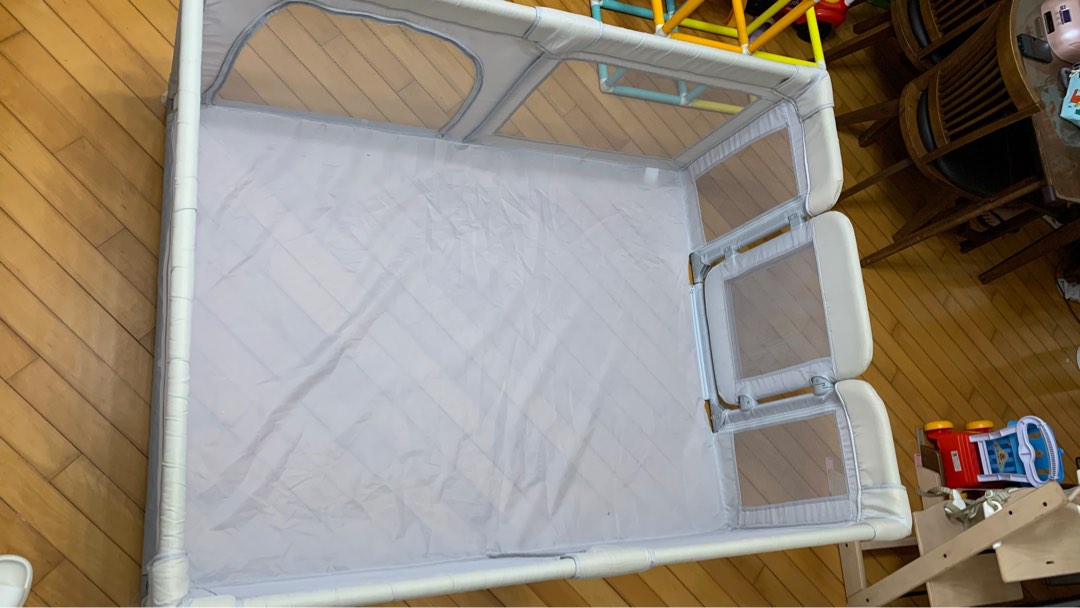 Resfor baby gate 開關門游戲圍籬, 兒童＆孕婦用品, 兒童傢具, 兒童傢具 - 安全圍欄及安全鎖 - Carousell