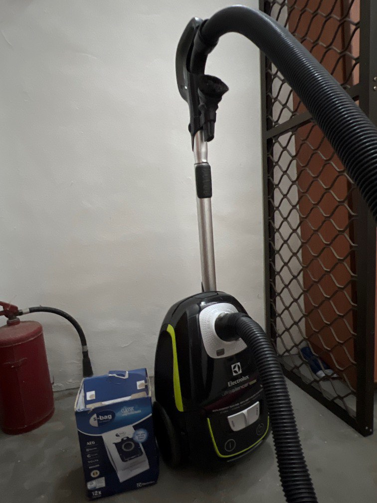 Electrolux vacuum cleaner, TV & Home Appliances, Vacuum Cleaner ...