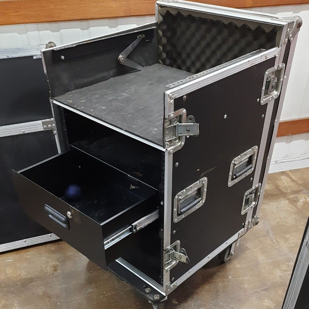 Sound Console Flight Case with wheels, Audio, Portable Audio ...