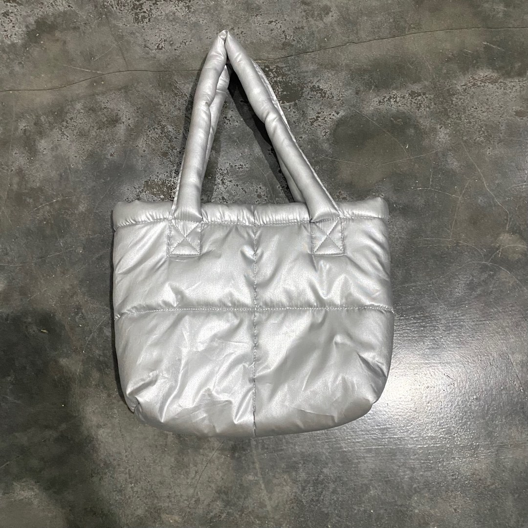Tas Puffy Silver, Fesyen Wanita, Tas & Dompet di Carousell