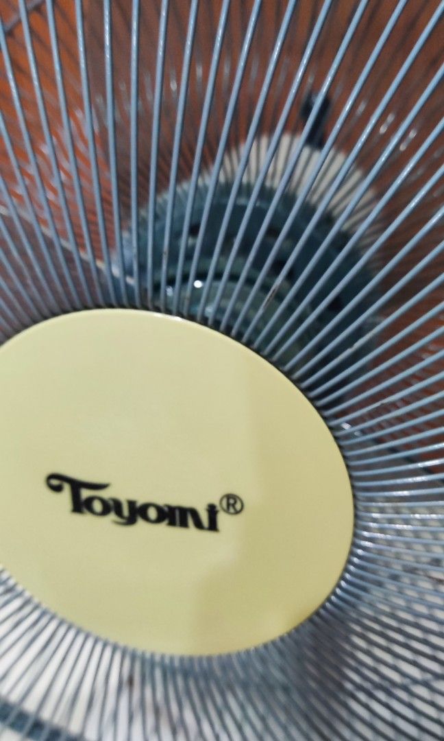 Toyomi 16" big table fan, Furniture & Home Living, Lighting & Fans ...