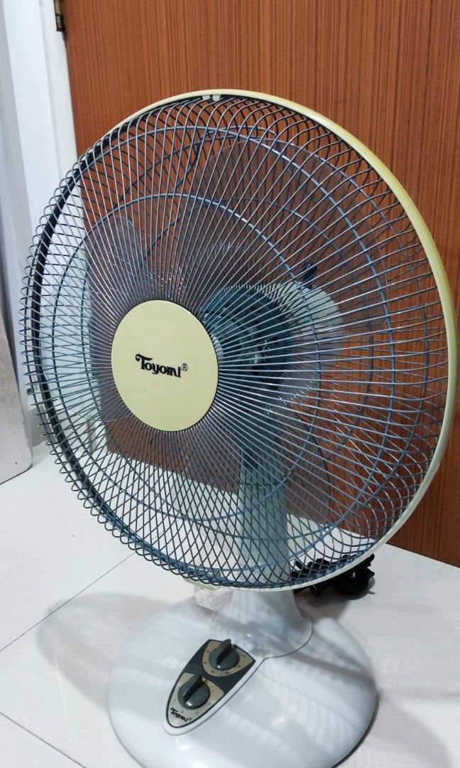 Toyomi 16" big table fan, Furniture & Home Living, Lighting & Fans ...
