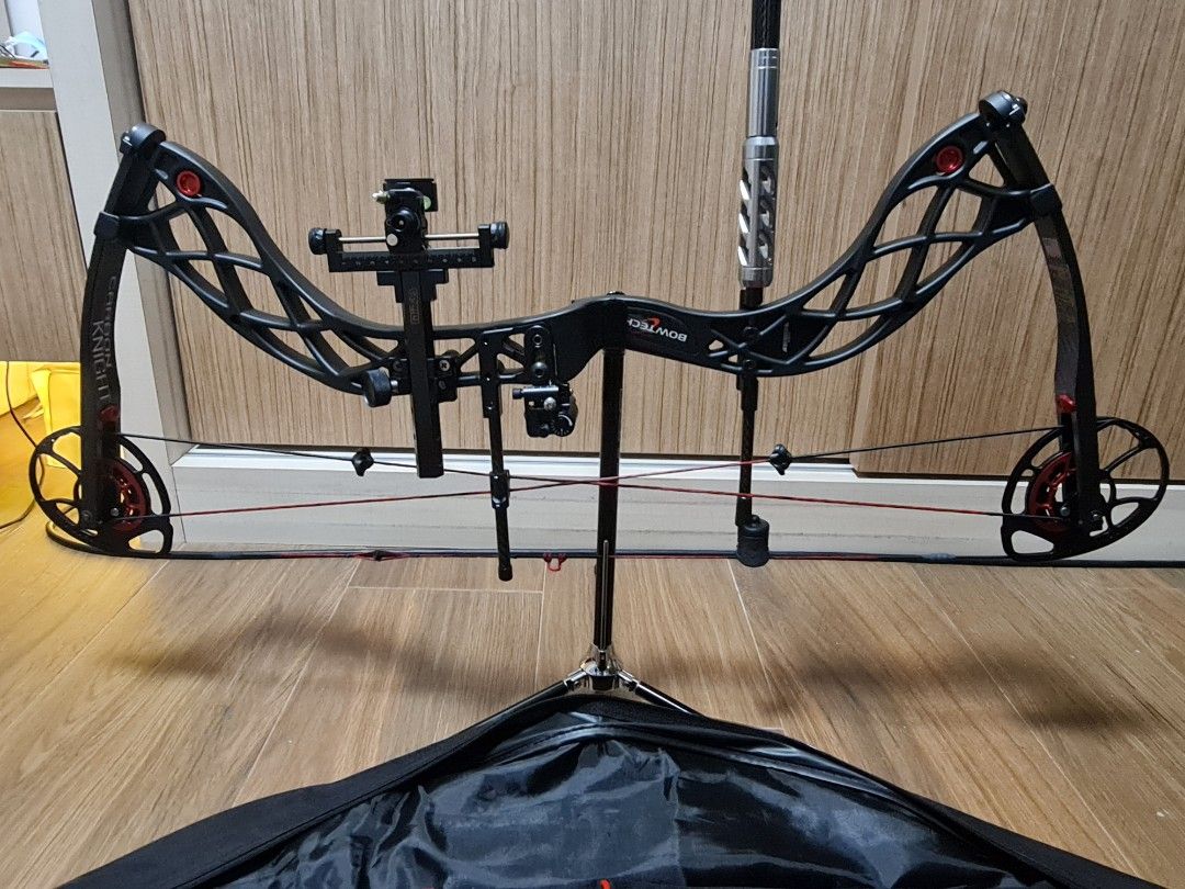 Bowtech Carbon Knight compound bow set, Sports Equipment, Other Sports ...