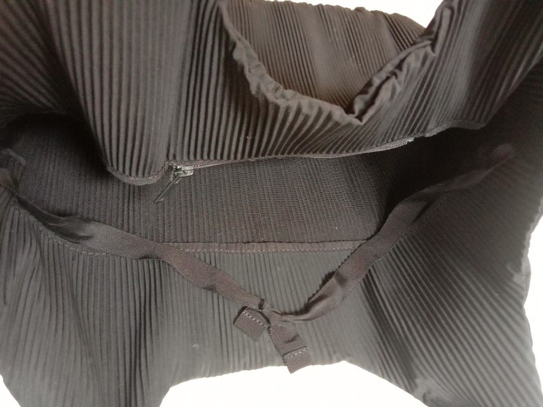 COS collection of styles expandable nylon bag on Carousell